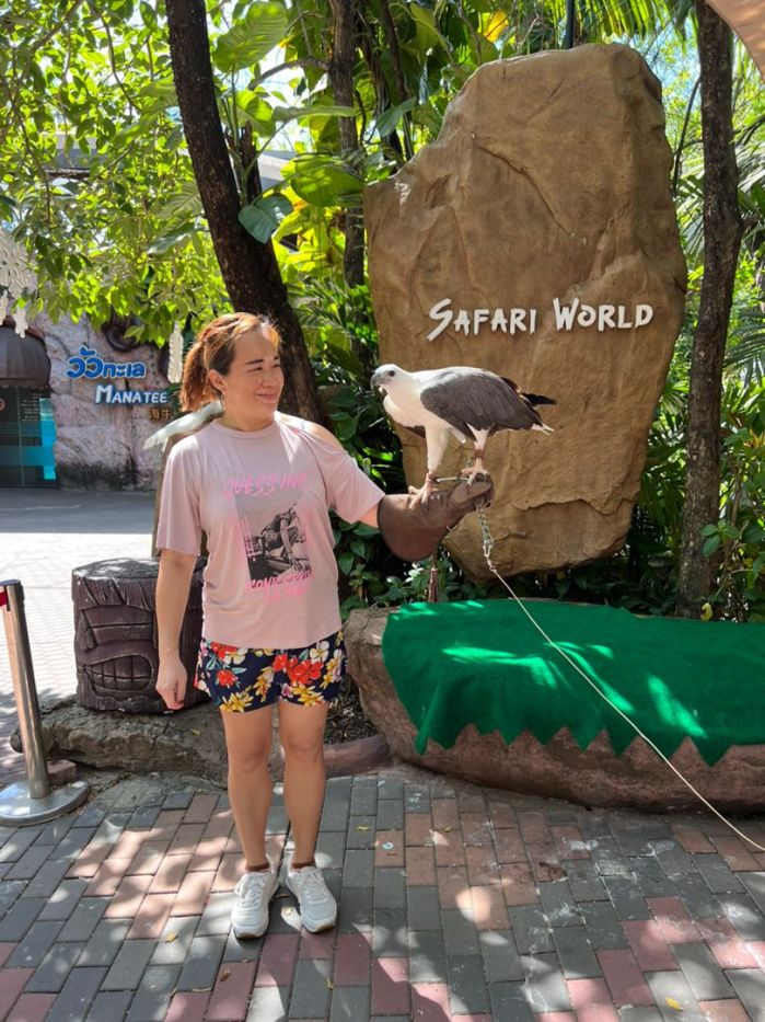 Feeding Tigers and Lions at Safari World Bangkok | Live Life Lah.......